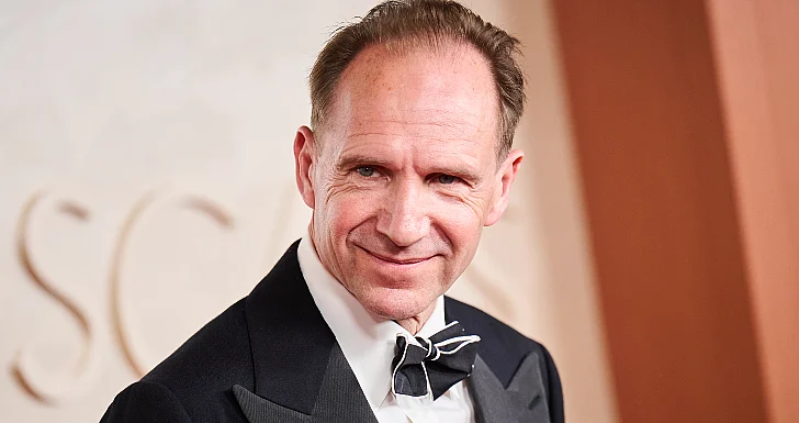 Terá Ralph Fiennes revelado o ator de Voldemort na nova série de Harry ...